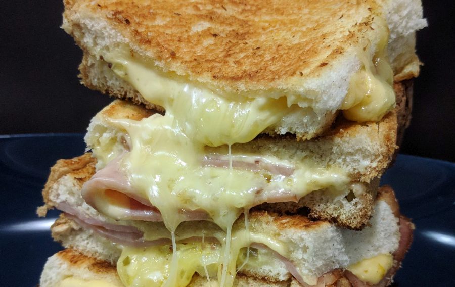 Sandwich keju cheddar dan colby menawan hati, menu sesuai hari ‘cheat ...
